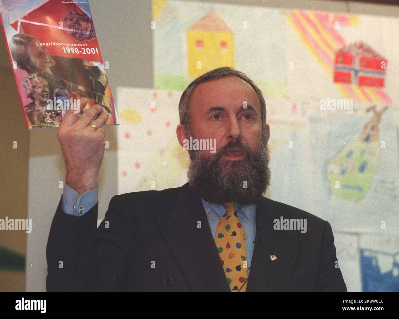 Oslo. Planning Minister Bendik Rugaas with the government's long-term ...