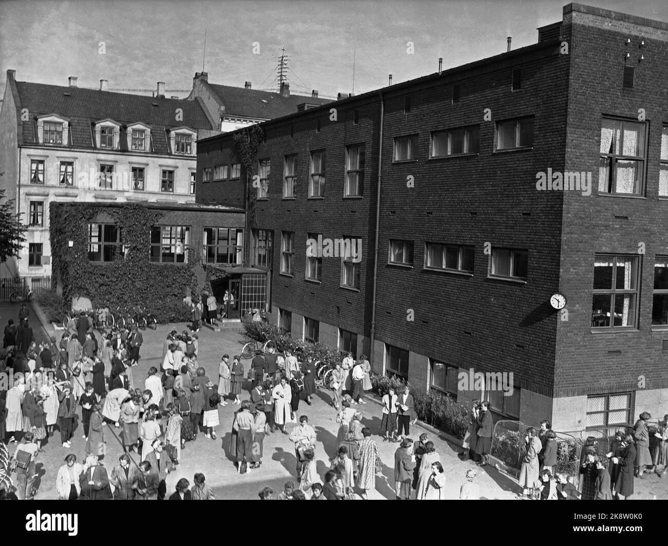 Oslo 19520915 Oslo Municipality's secondary school for girls. Exterior ...