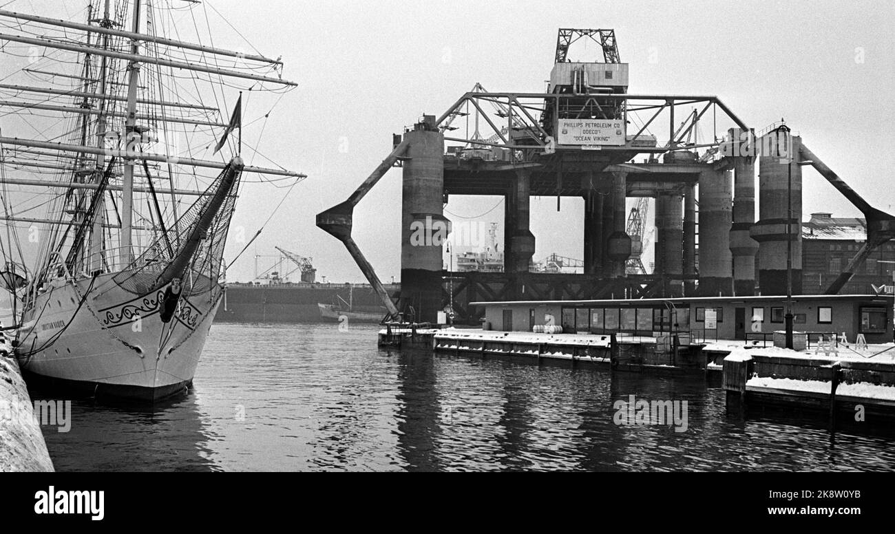 Ntb ntb contrast school ship oil platforms harbors hi-res stock ...