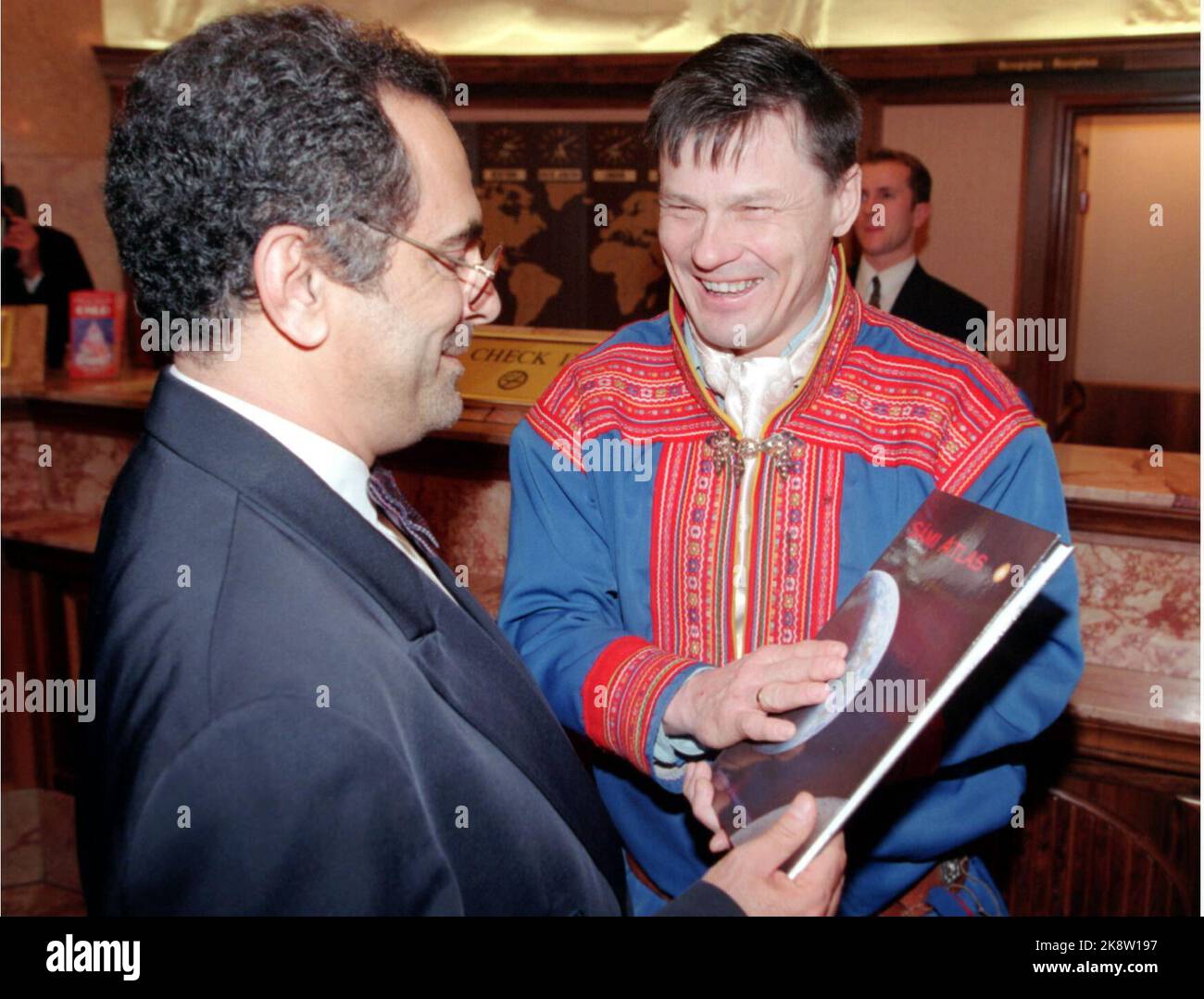 Oslo 19961211: Sami President Ole Henrik Magga (t.v.) met Nobel Peace ...