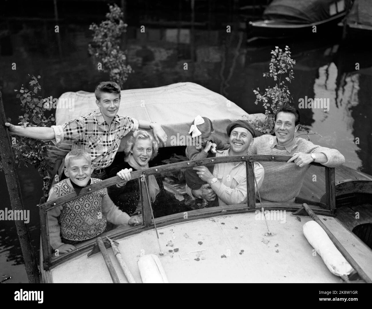 Oslo 19540623 St. his exit on the Akerselva. Happy people in a flower ...
