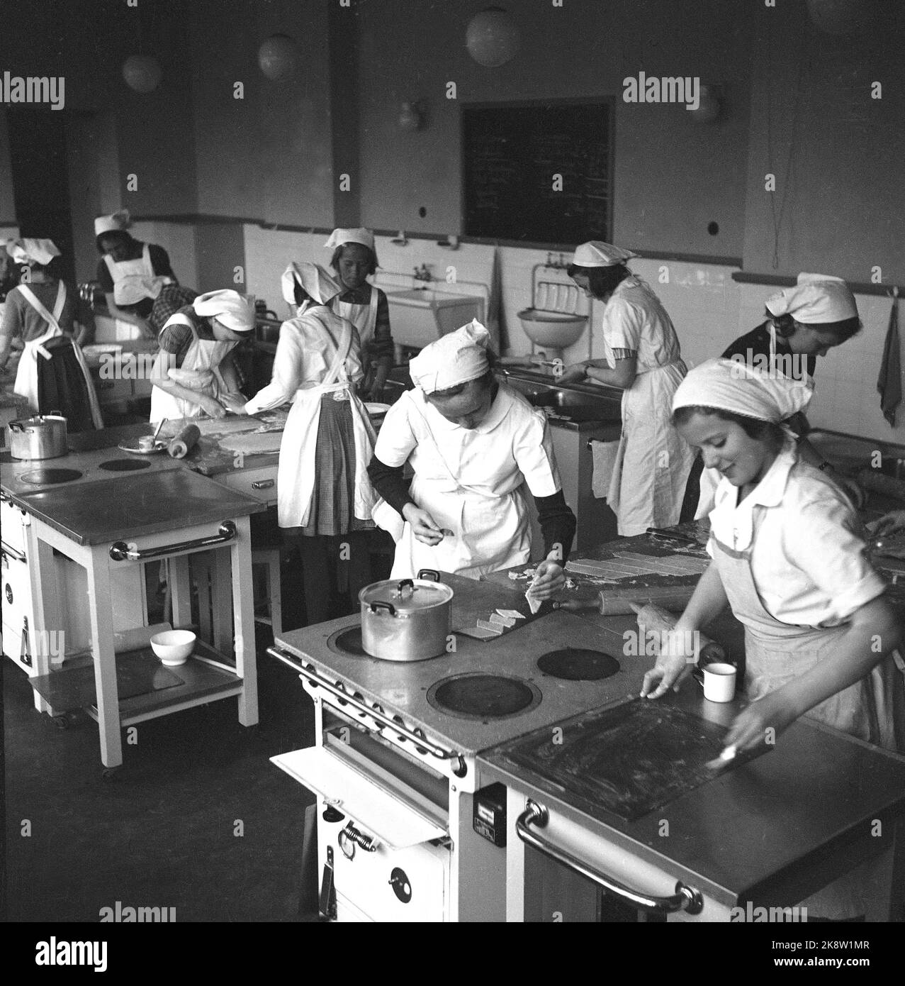 Oslo 19460425 School kitchen at Smestad school. Girls in activity in ...
