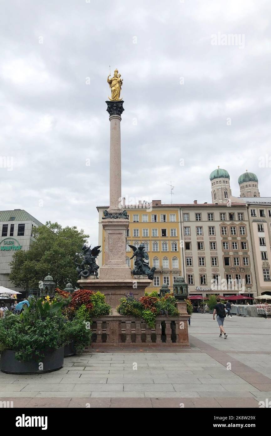 Golden statue european hi-res stock photography and images - Alamy