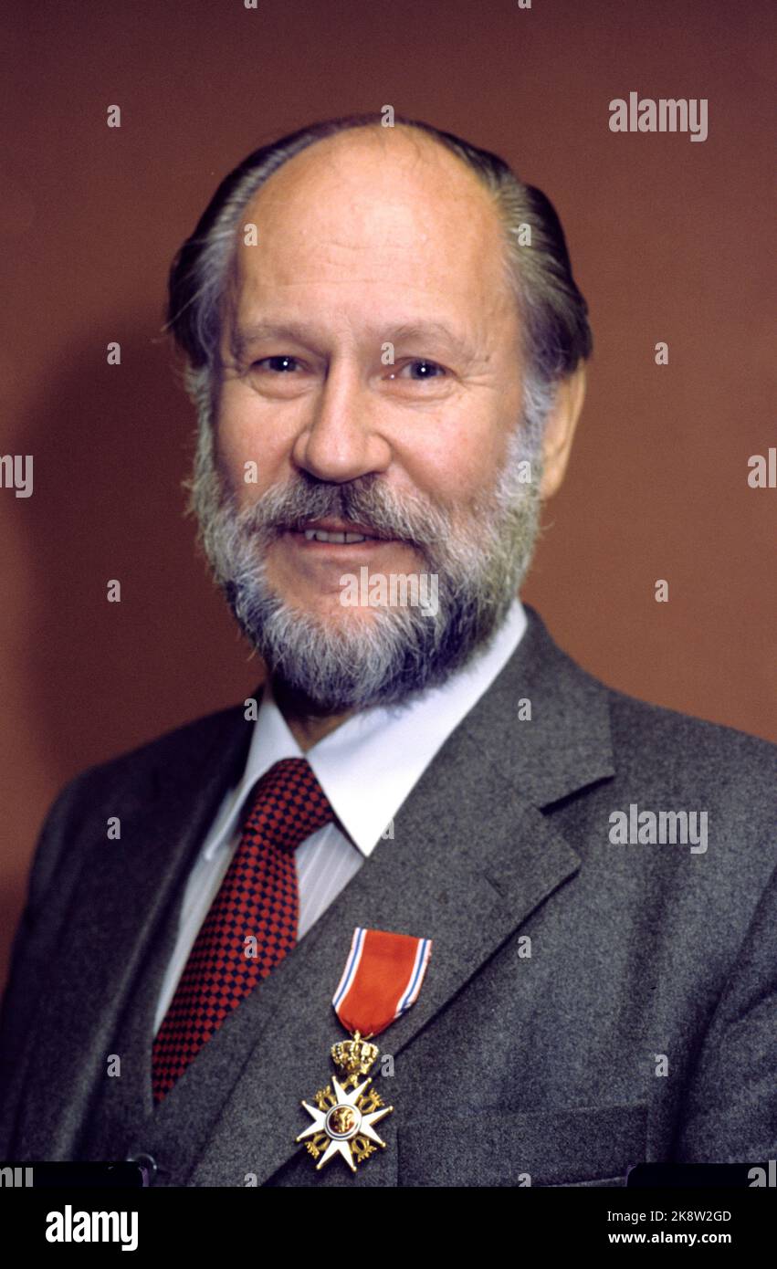 Oslo 19821013. Dr. Philos Stephan Tschudi Madsen gets St. Olav the ...
