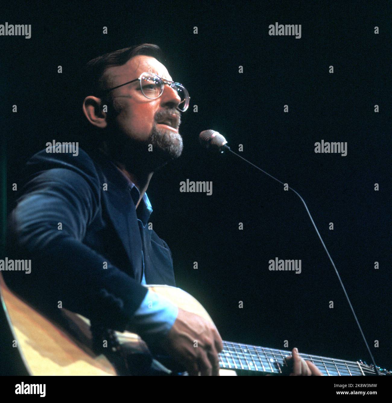 Roger whittaker whistle hi-res stock photography and images - Alamy