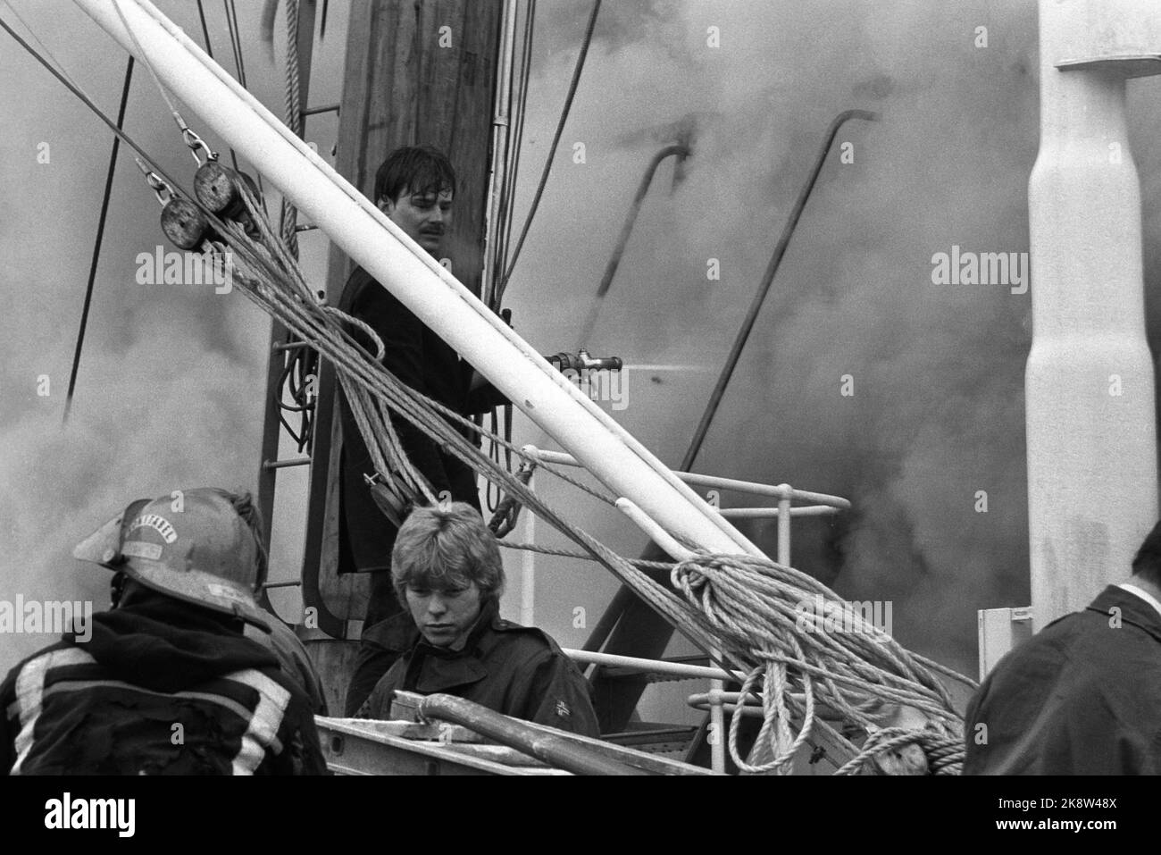1985 the royal ship norway is burning hi-res stock photography and ...