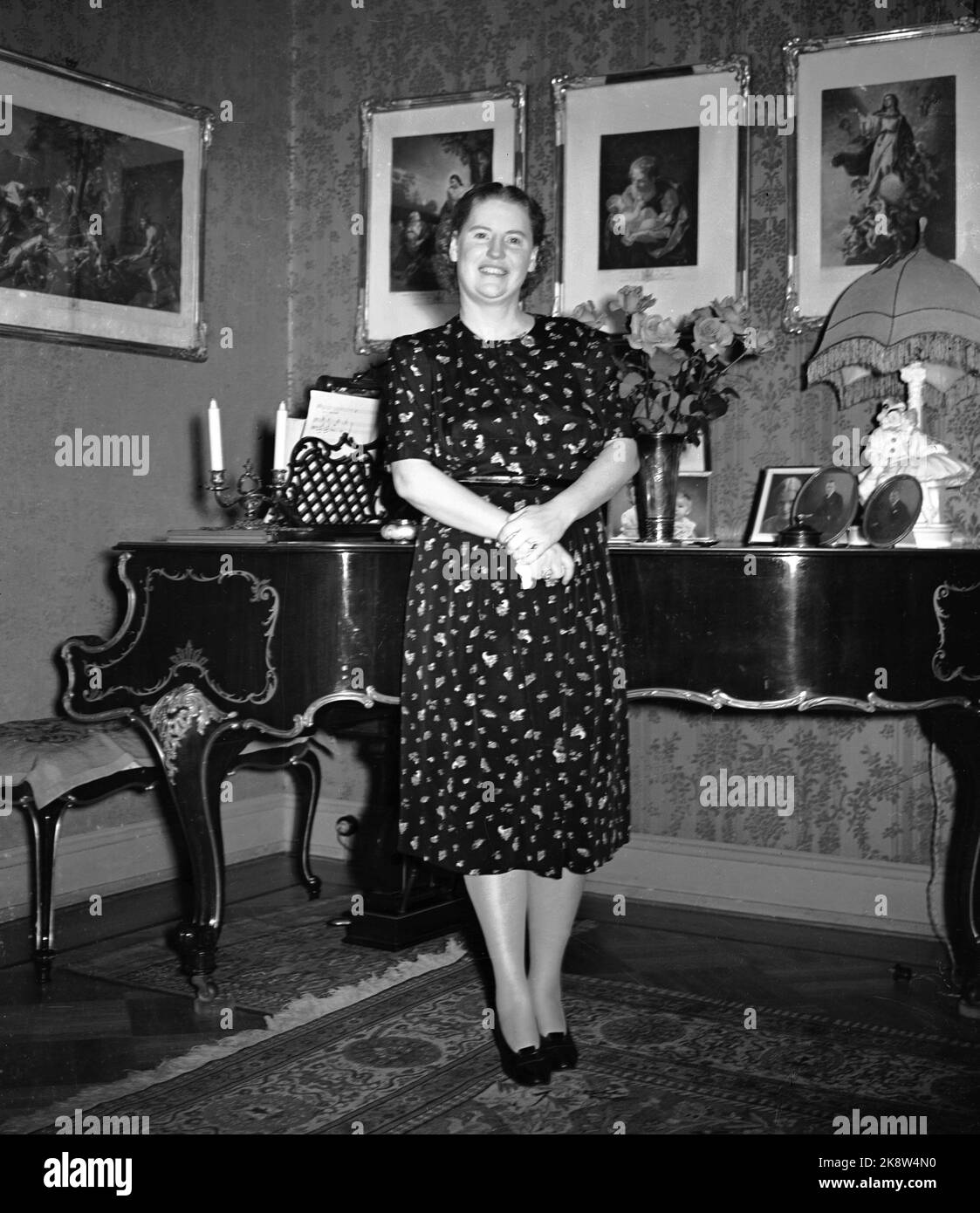 Oslo 1941 singer Kirsten Flagstad in his home, after returning home in ...