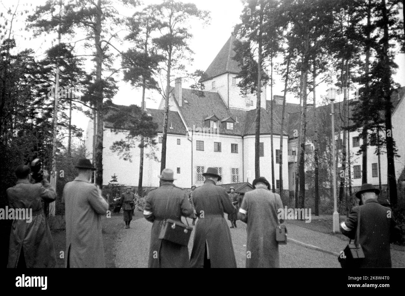 Huk, Oslo 19450510. Foreign journalists visit Quisling's residence ...