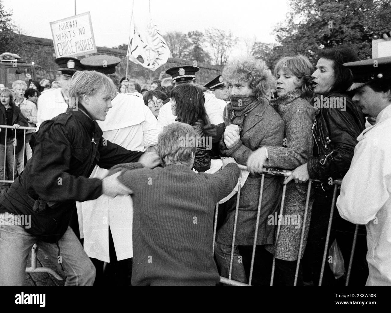 Oslo 1985-10: "Iowa" demonstrations. The organization "No to nuclear ...