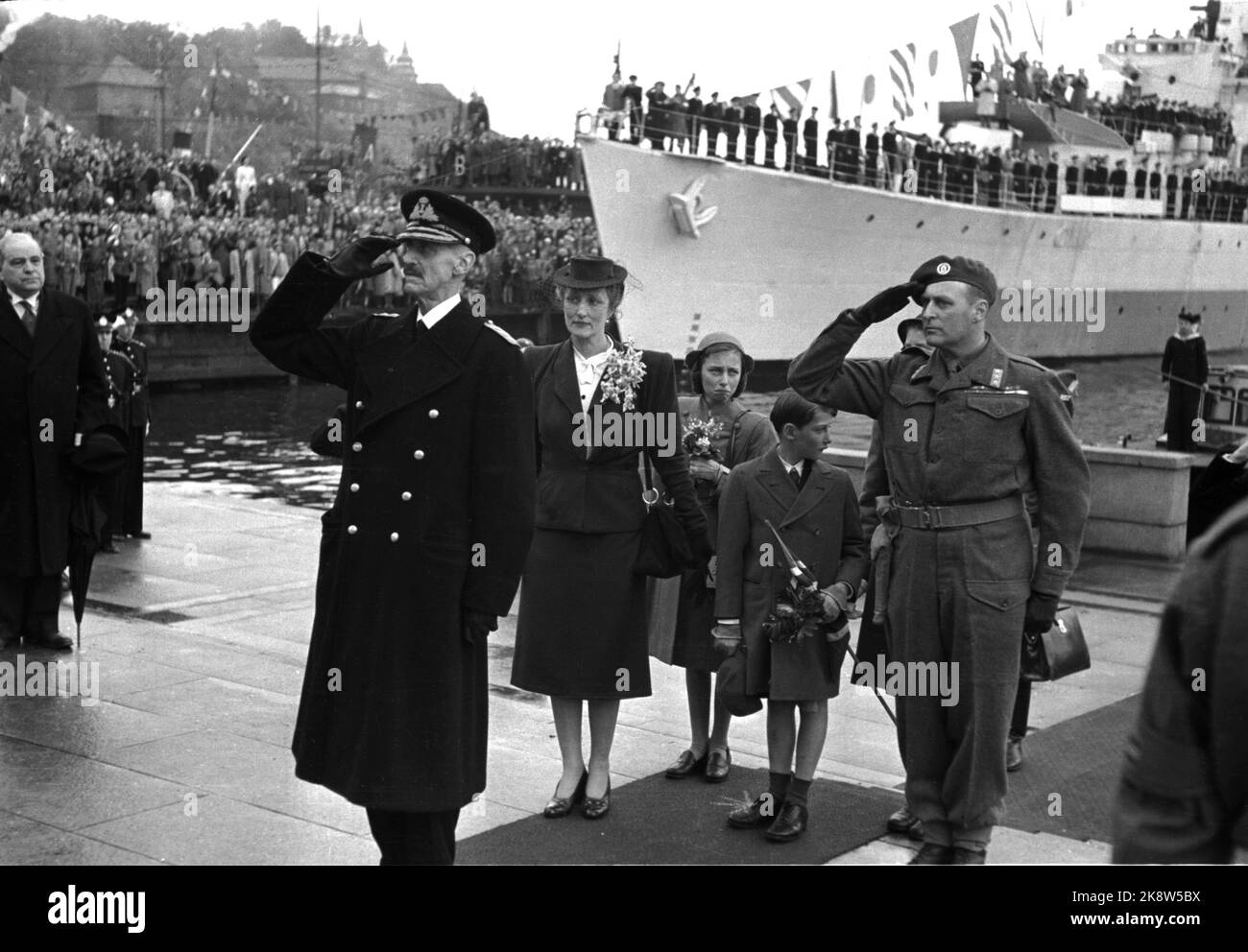 Oslo 19450607: Peace Days 1945 A jubilant crowd on the Honnørbryggen ...