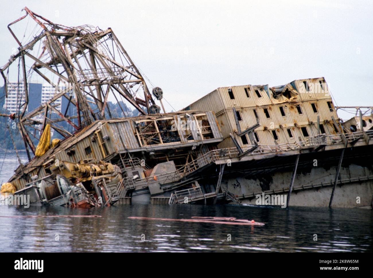 Stavanger 1983: Alexander Kielland - turning/lowering. The "Alexander L ...