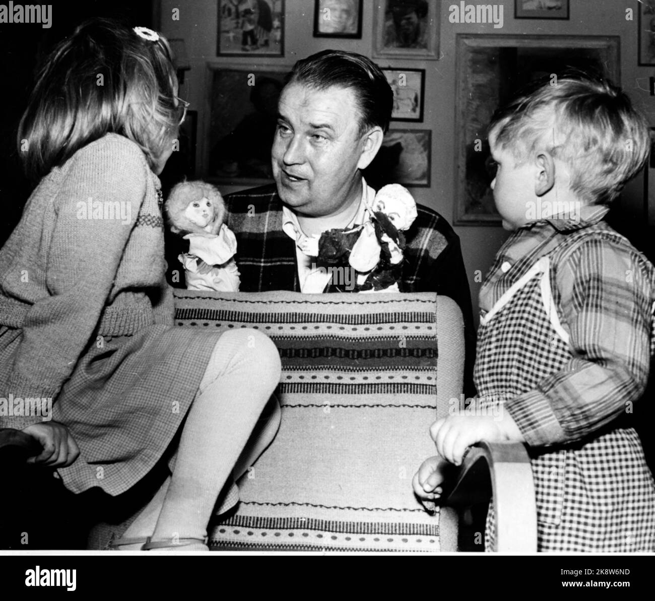 Nittedal 19550402: Author and show singer Alf Prøysen plays puppet ...