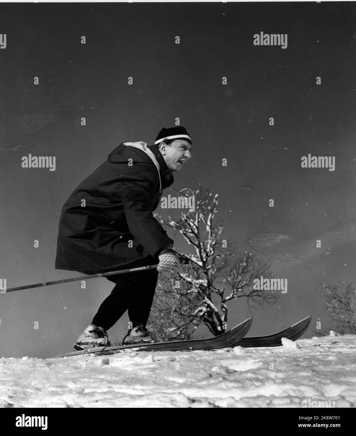 1957 - Actor Leif adjusts in the Norwegian feature film "Fjolls to ...