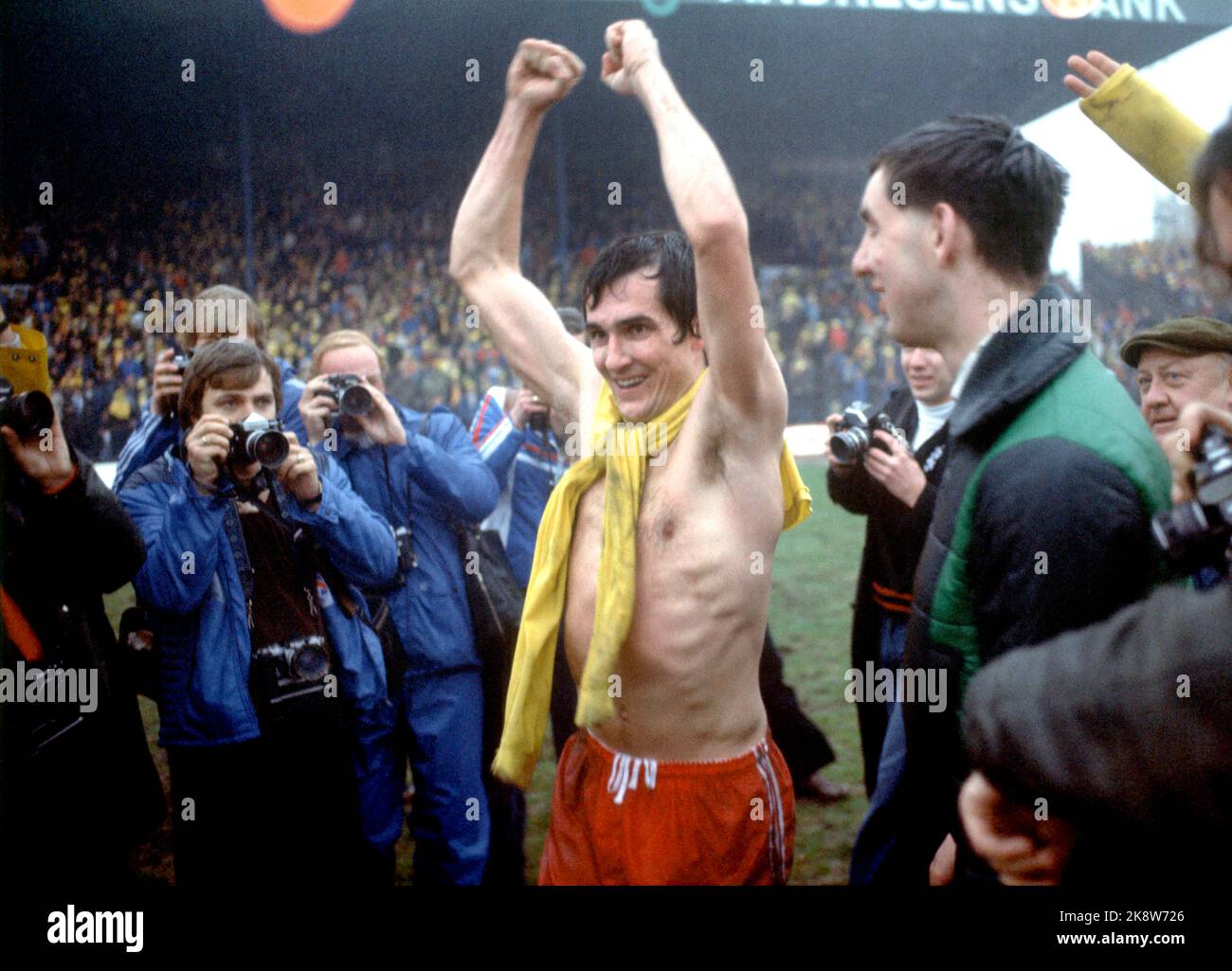 Tom lund celebrates the victory here surrounded press photographers ...