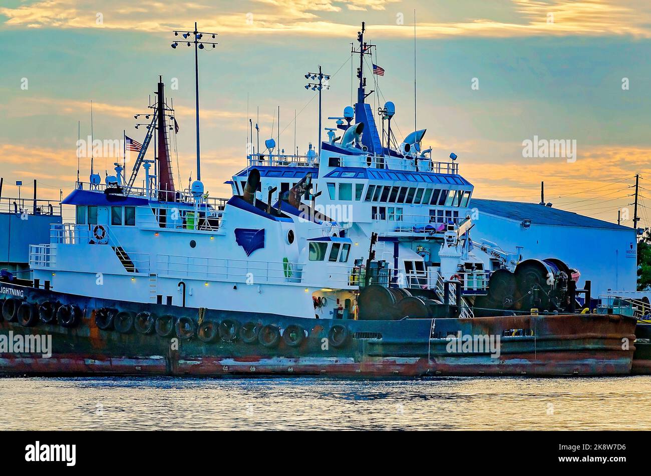 The tugboat Signet Lightning is docked in front of Signet Shipbuilding ...