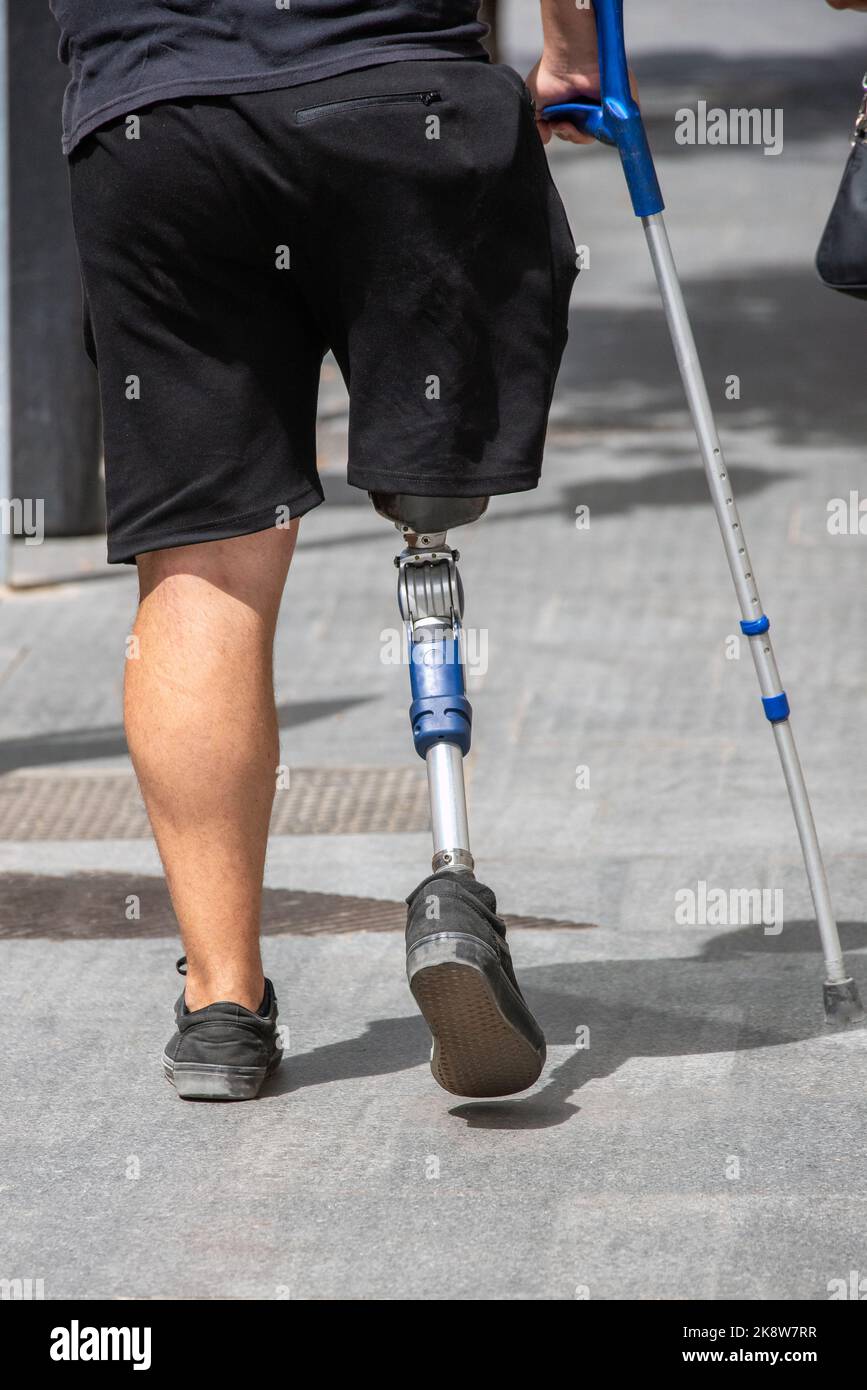 person walking on the street with a prosthetic leg Stock Photo - Alamy