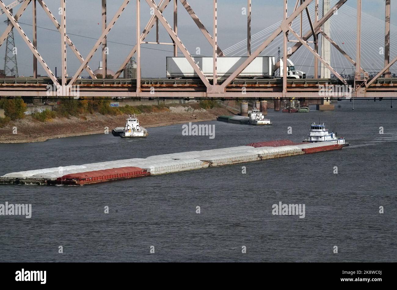 St. Louis, United States. 24th Oct, 2022. A barge makes it way down the ...