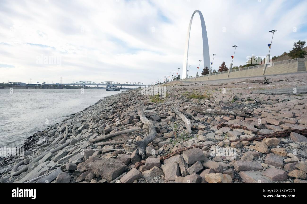 Mississippi river low water levels hi-res stock photography and images ...