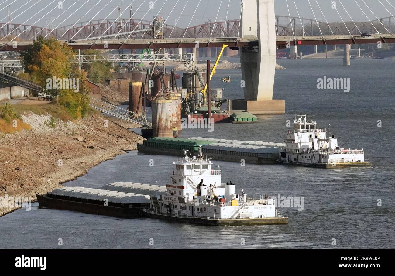 St. Louis, United States. 24th Oct, 2022. Barges are pushed into shore ...