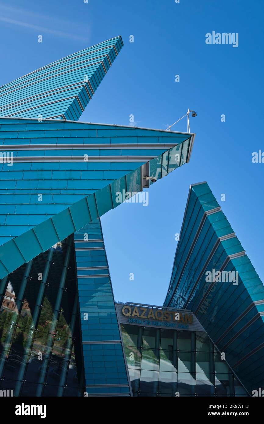 Curved green glass facade hi-res stock photography and images - Alamy