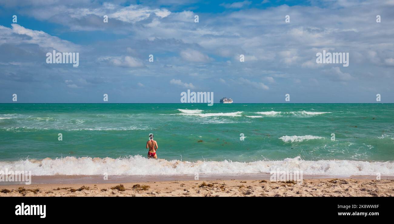 Diving woman water splash hi-res stock photography and images - Alamy