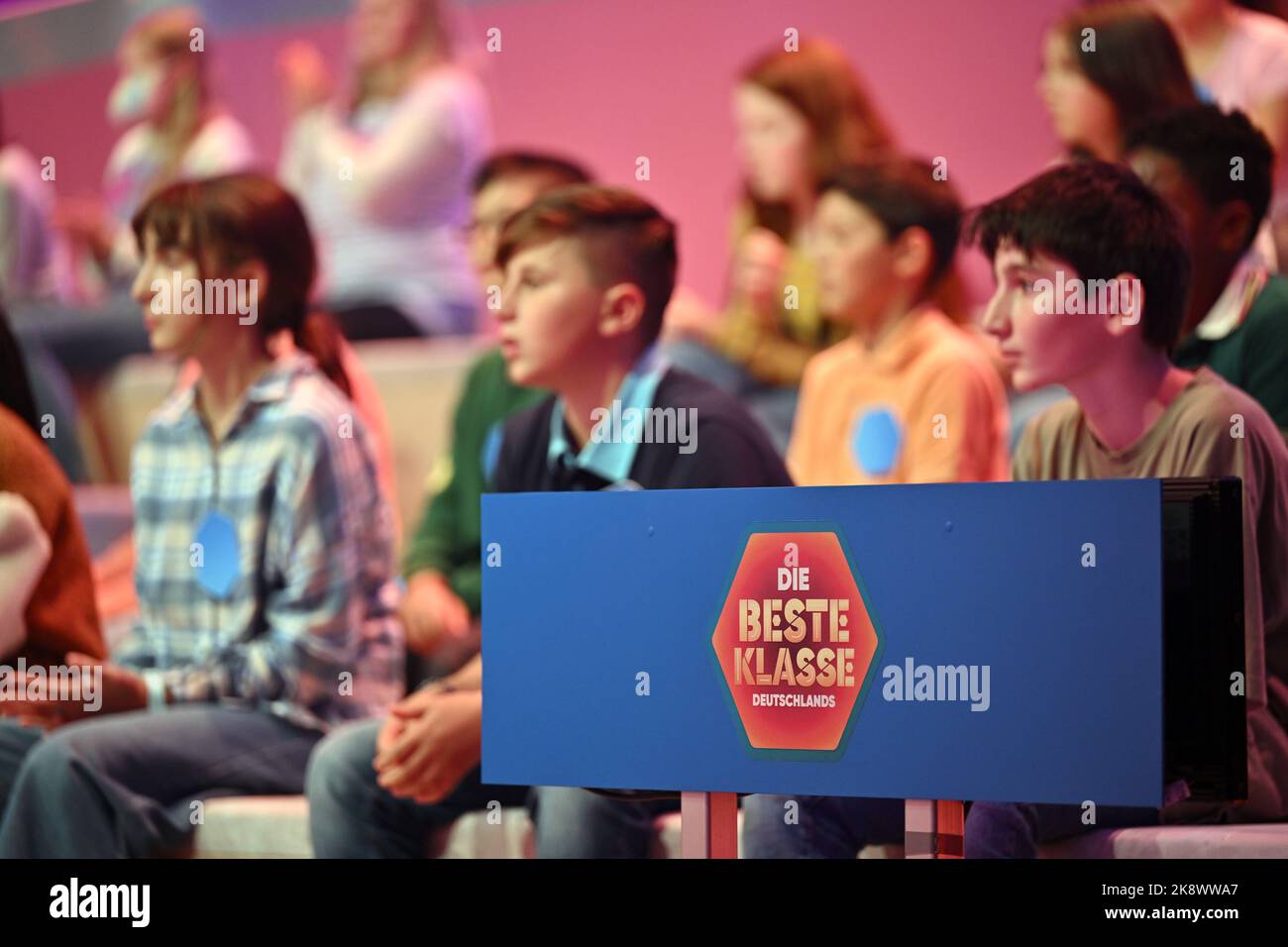Erfurt, Germany. 27th Sep, 2022. Schoolchildren sit in the studio ...