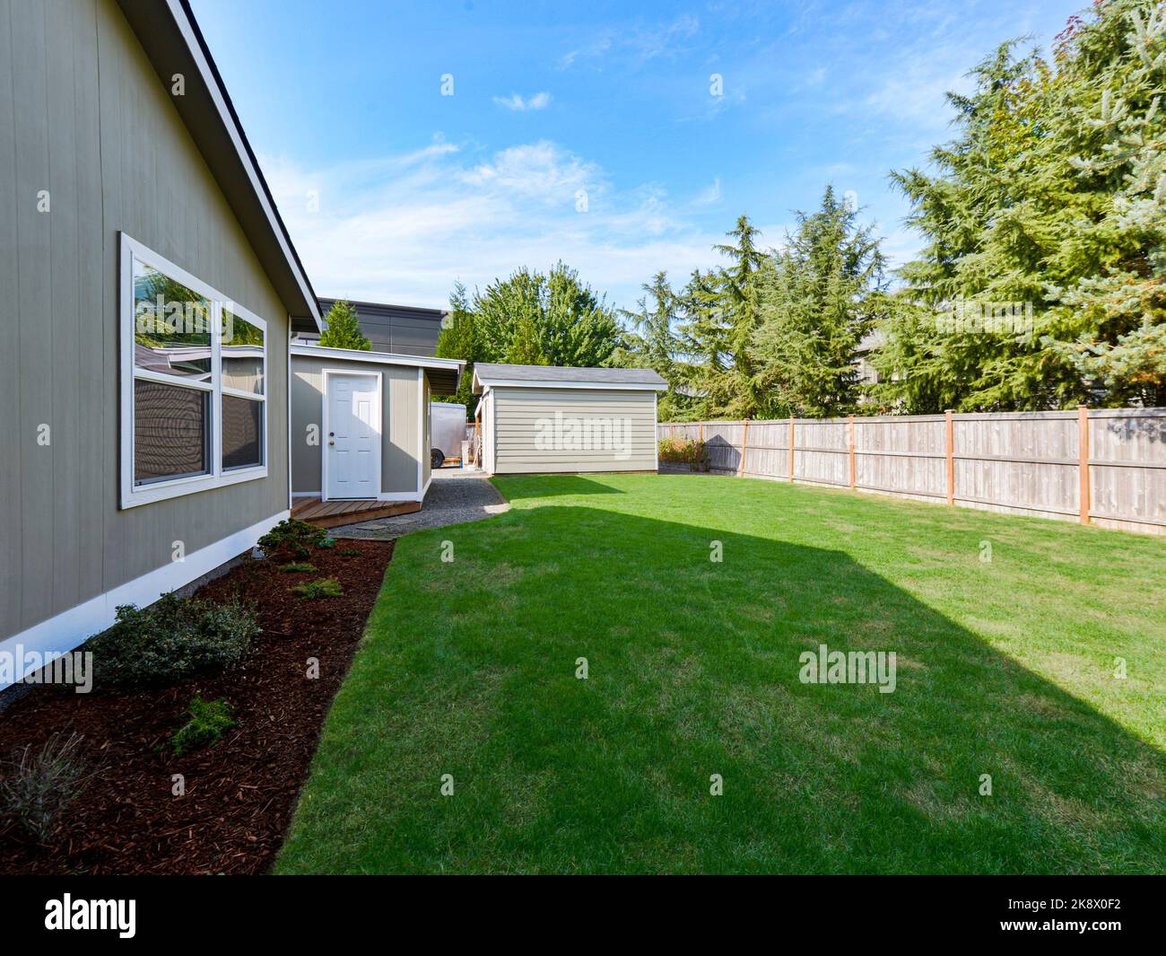 Modern residential backyard exterior Stock Photo - Alamy