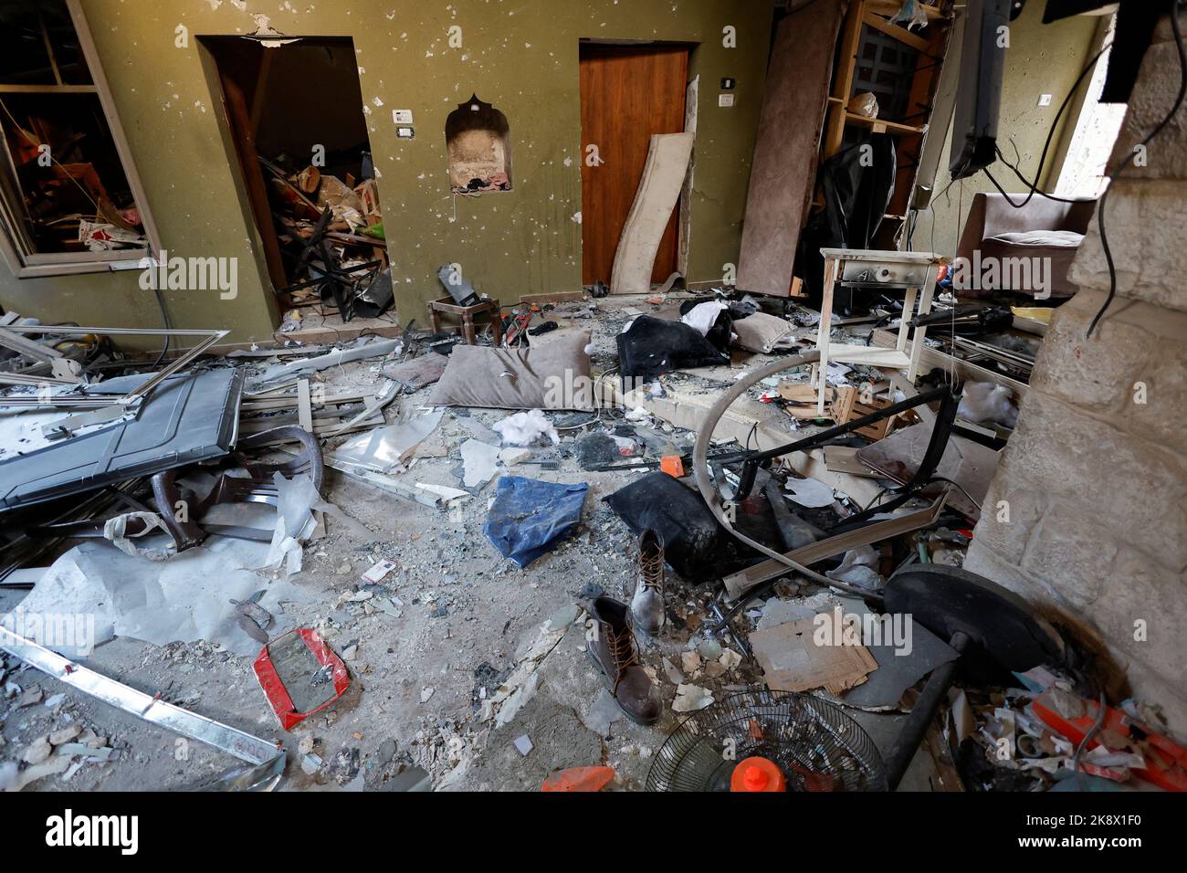 Lions den raid hi-res stock photography and images - Alamy