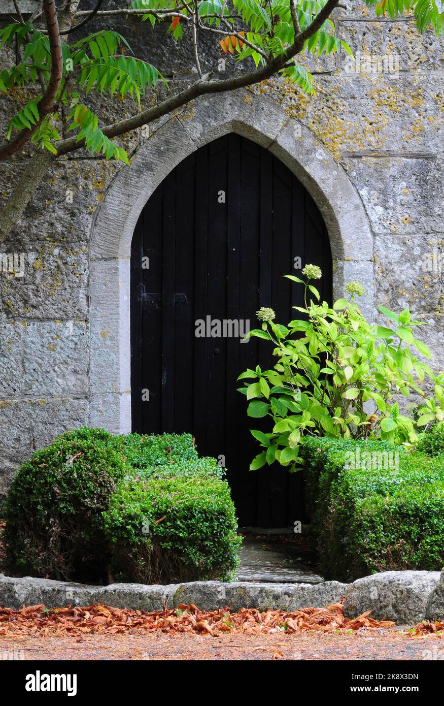 Gothic arched doorway hi-res stock photography and images - Alamy