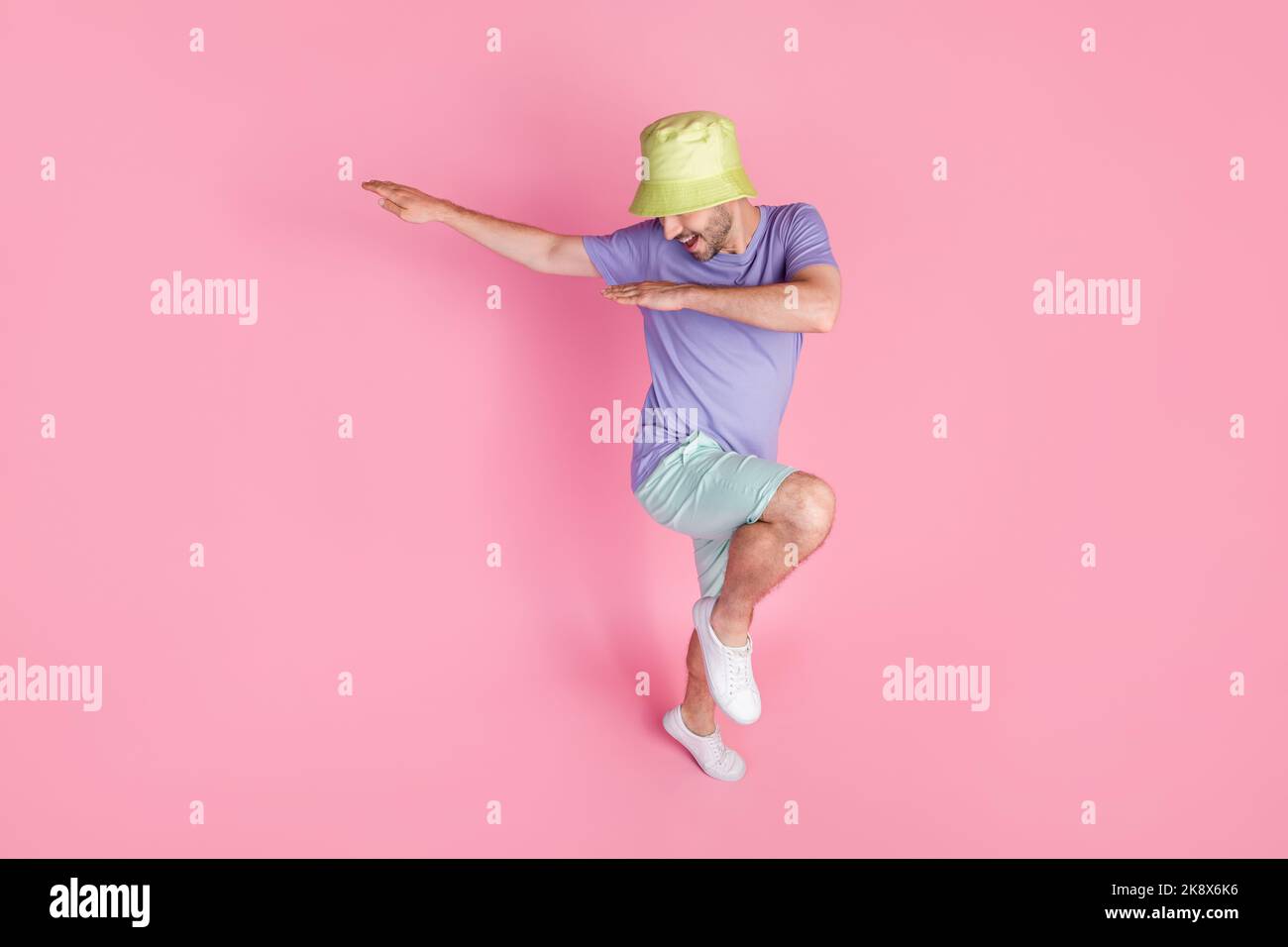 Man beach wear ad hi-res stock photography and images - Alamy