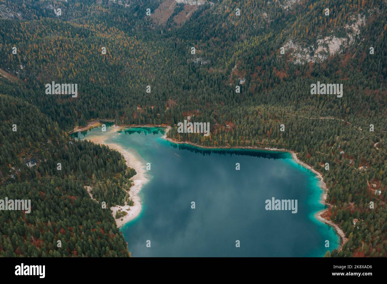 Der Lago di Tovel in den Brenta Dolomiten während der Herbstzeit. Lake ...