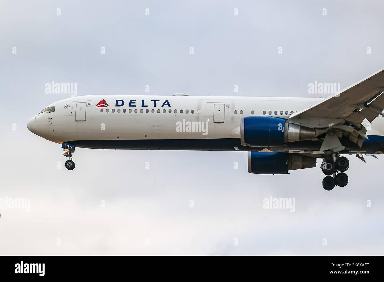 Delta airlines tail logo hi-res stock photography and images - Alamy