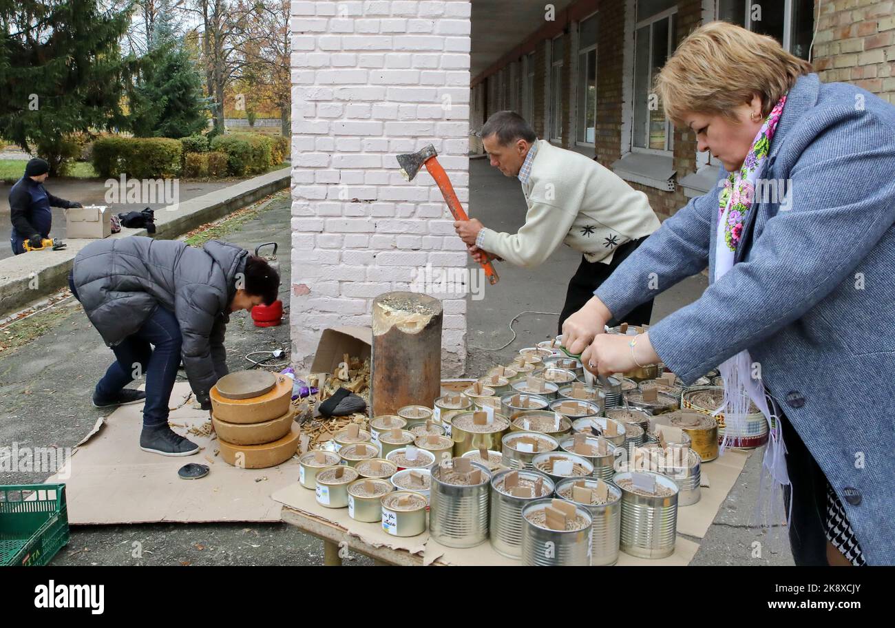Non Exclusive: TARASIVKA, UKRAINE - OCTOBER 21, 2022 - People make ...