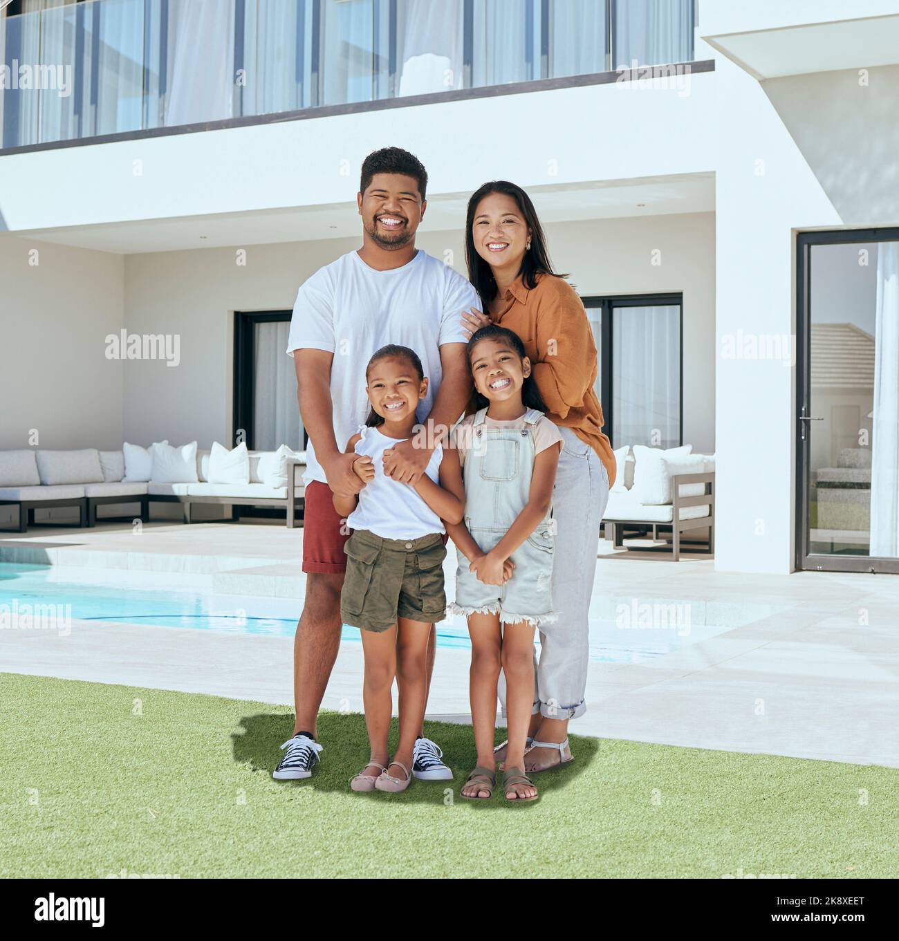 Family outdoor building hi-res stock photography and images - Alamy