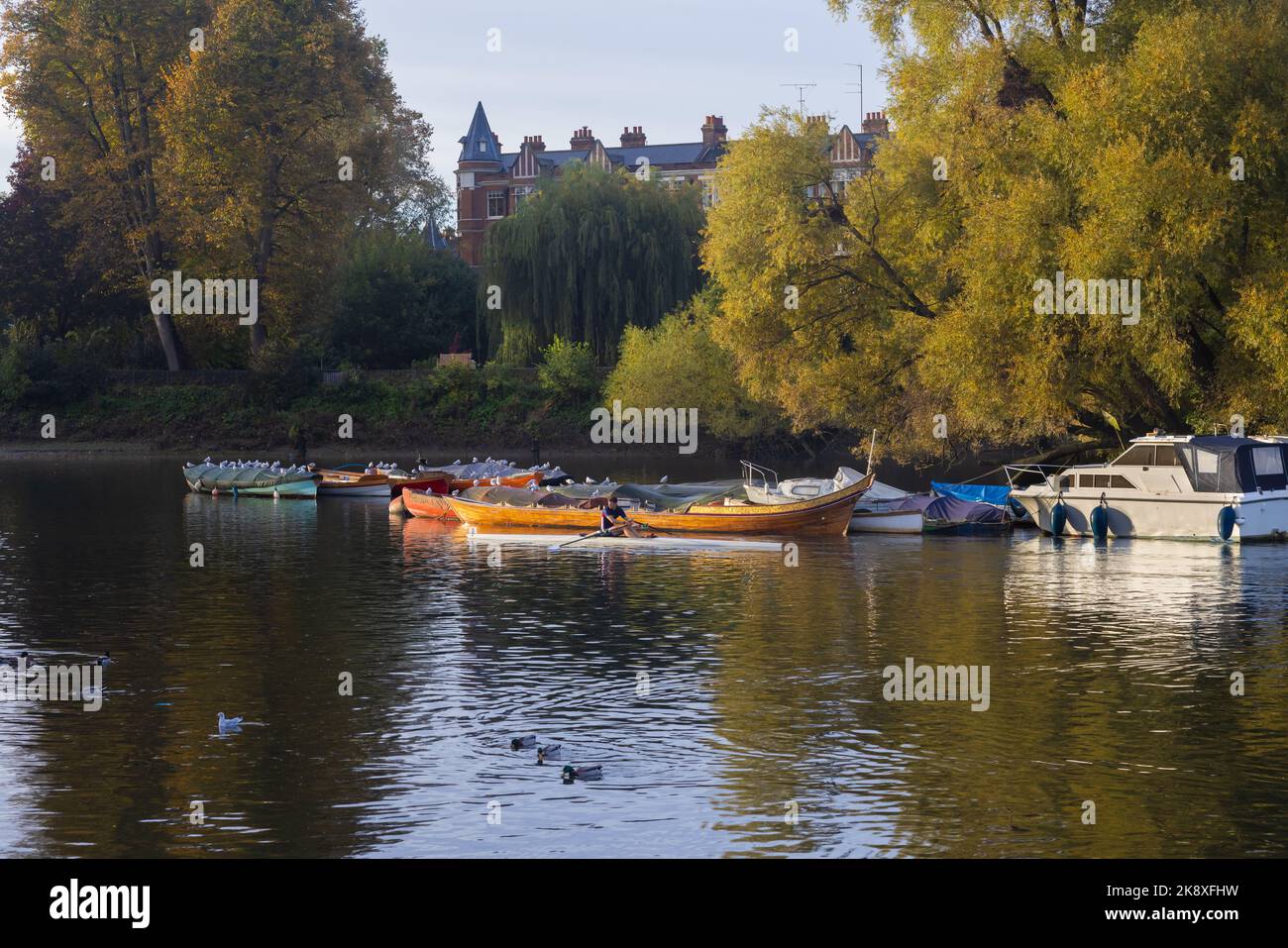 Richmond thames pathway hi-res stock photography and images - Alamy