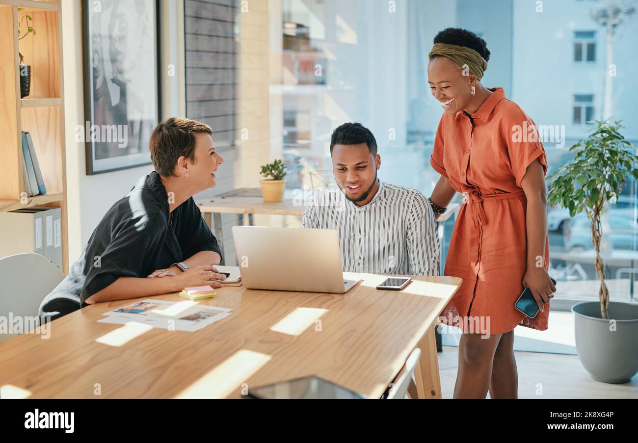 Group discussion computer hi-res stock photography and images - Alamy