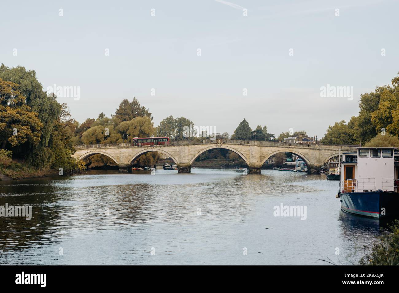 Richmond thames pathway hi-res stock photography and images - Alamy