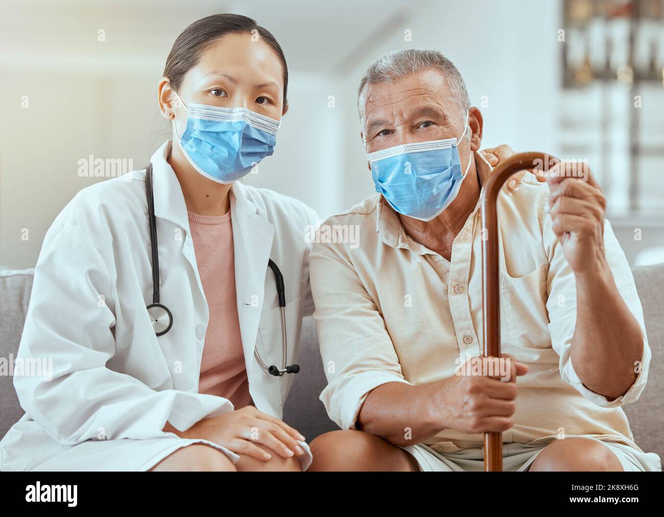 Elderly flu doctor hi-res stock photography and images - Alamy