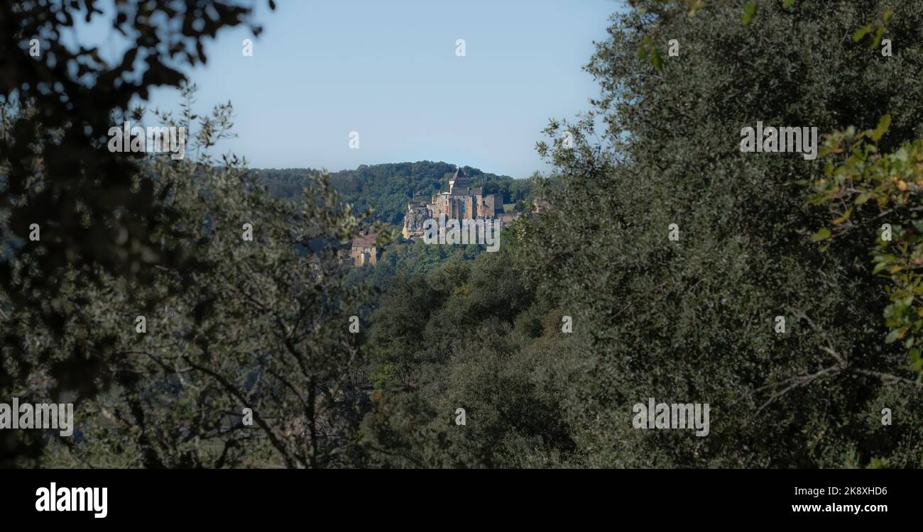 Castelnaud castle (Chateau de Castelnaud-la-Chapelle) built on a ...
