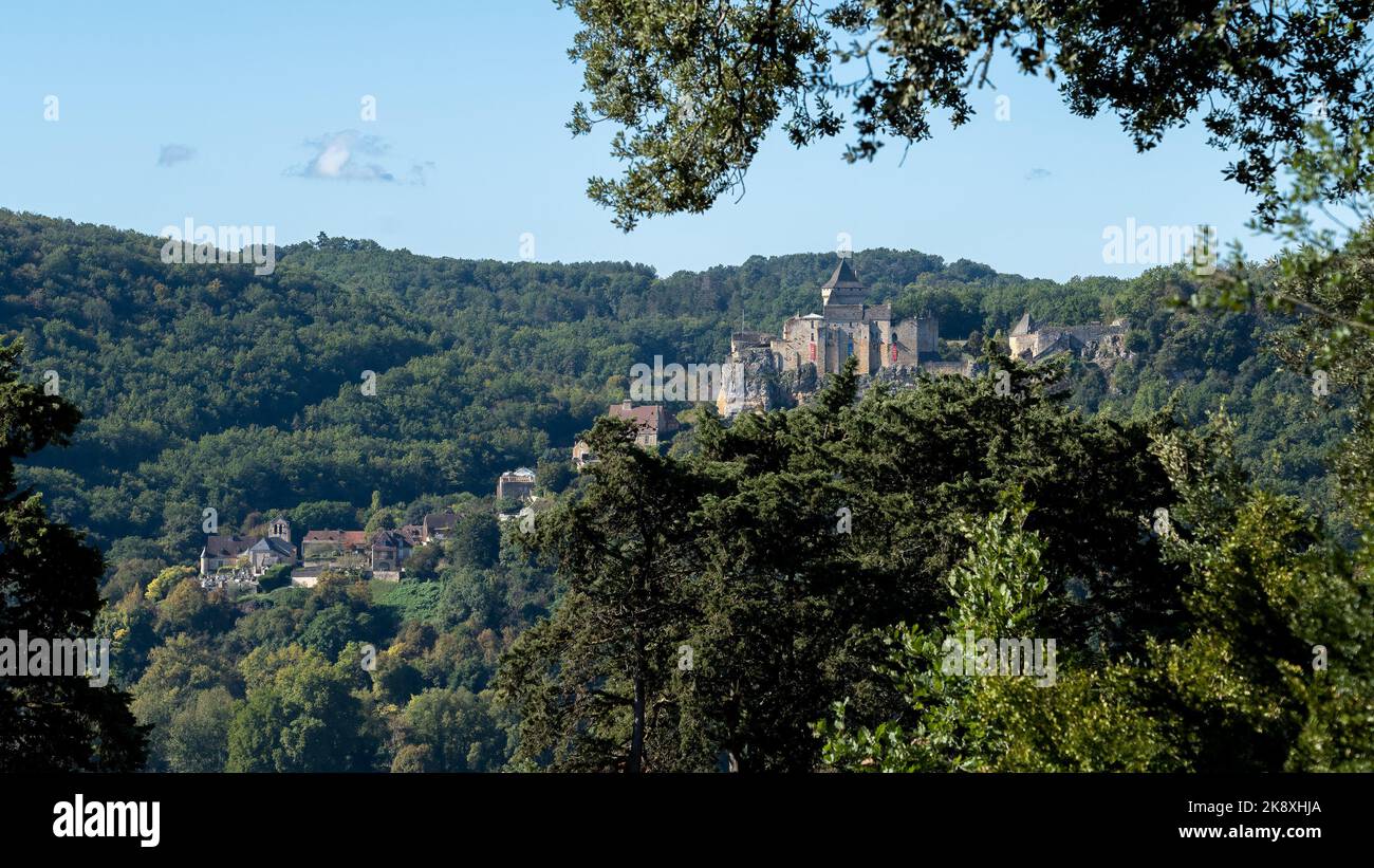 Castelnaud castle (Chateau de Castelnaud-la-Chapelle) built on a ...