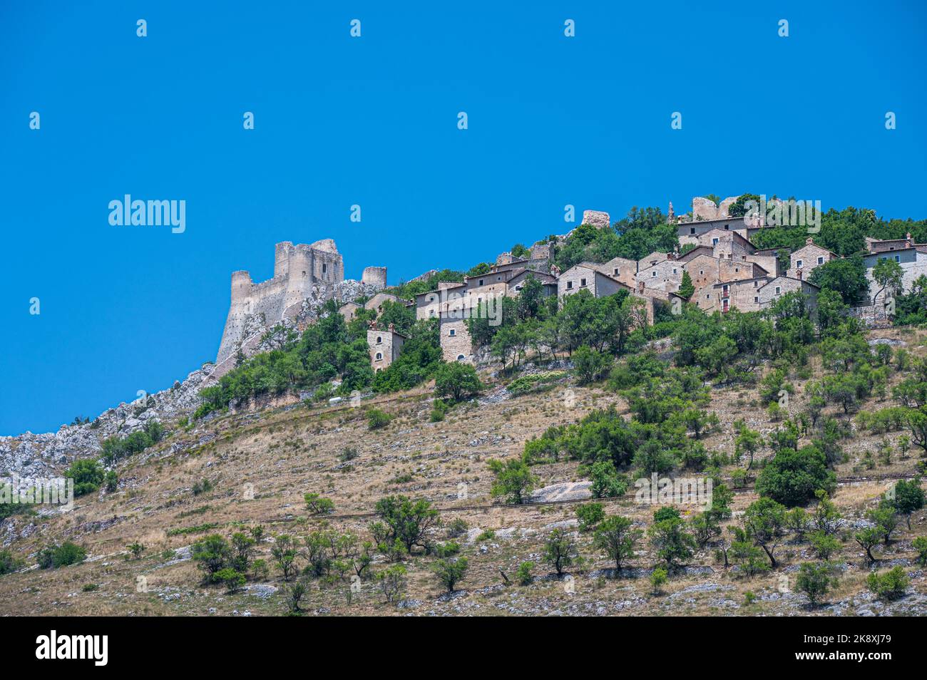 Panorama of the medieval village and the castle of Rocca Calascio Stock ...
