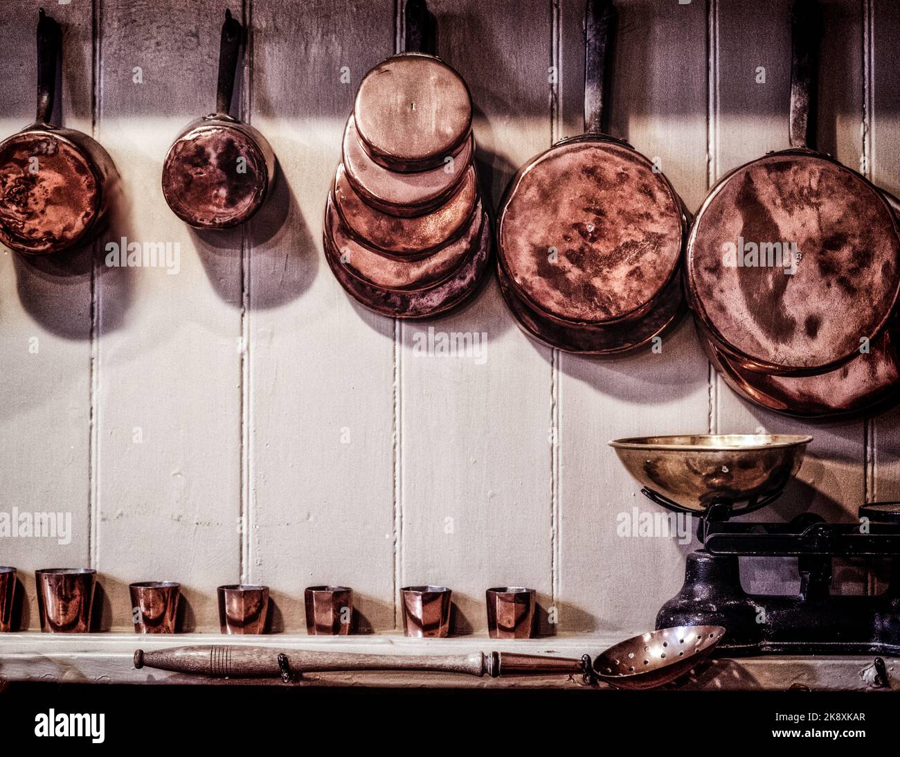 Copper pots and pans hi-res stock photography and images - Alamy