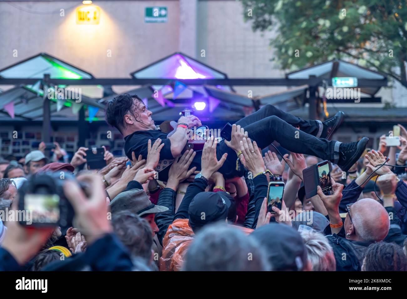 Der kanadischer SängerAlex Henry Foster & The Long Shadows stage diving ...
