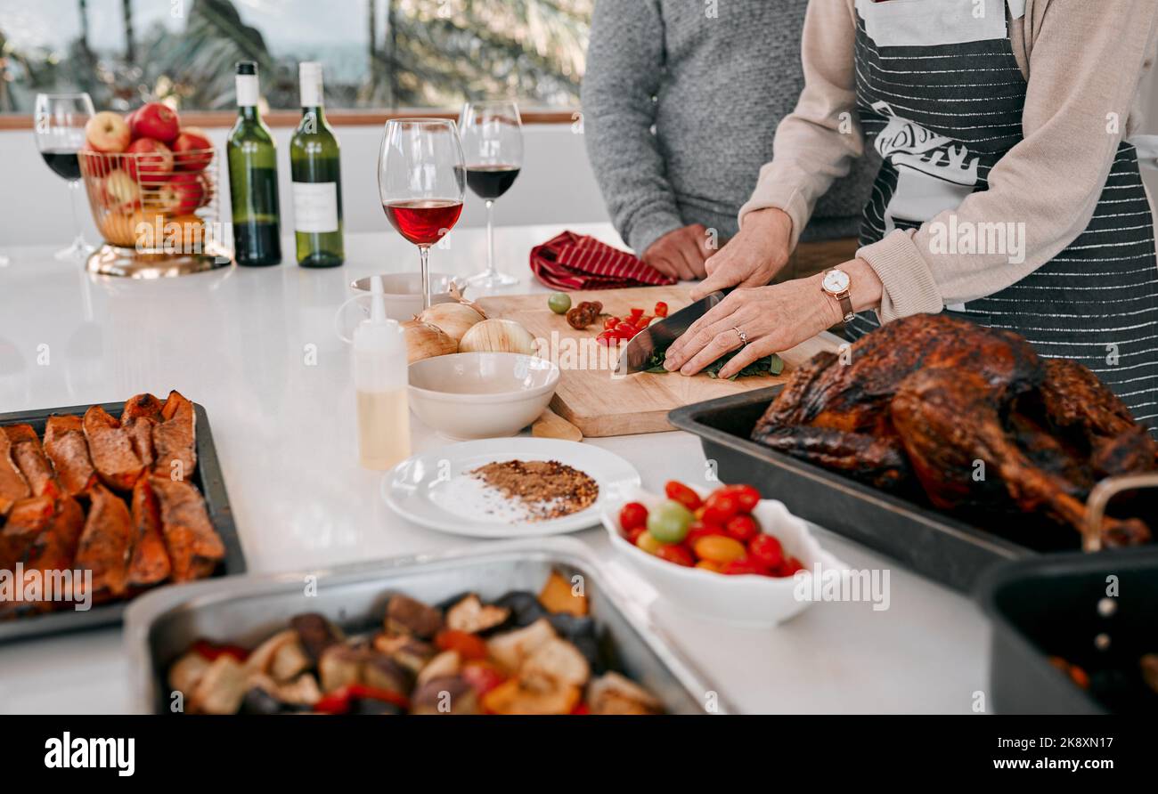 Preparing the perfect Thanksgiving meal. a couple preparing a ... Preparing the perfect Thanksgiving meal. a couple preparing a ...