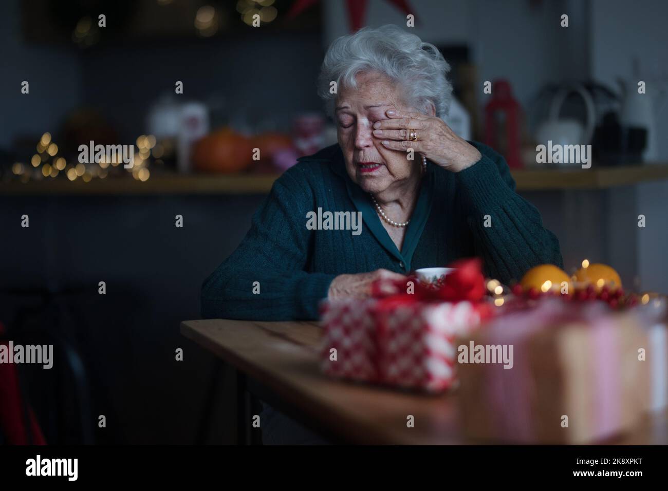 Woman crying alone christmas hi-res stock photography and images - Alamy