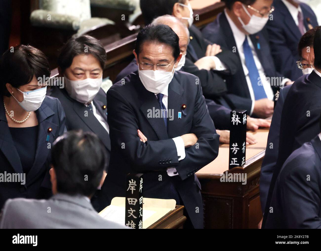 Tokyo, Japan. 25th Oct, 2022. Japanese Prime Minister Fumio Kishida (C) chats with his cabinet ...