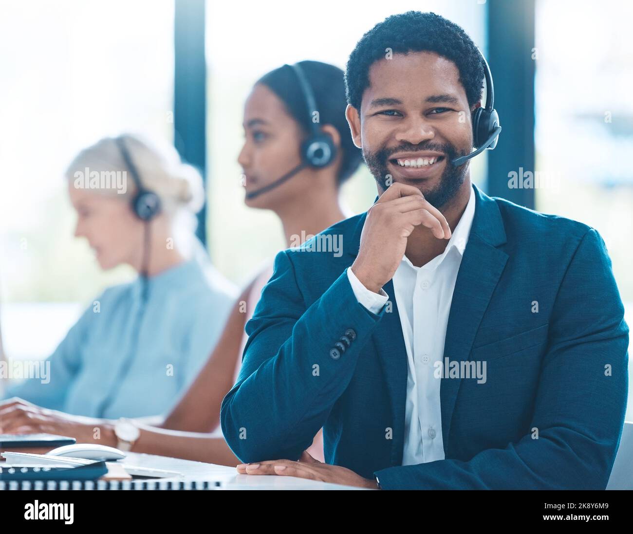 Man call center hi-res stock photography and images - Alamy