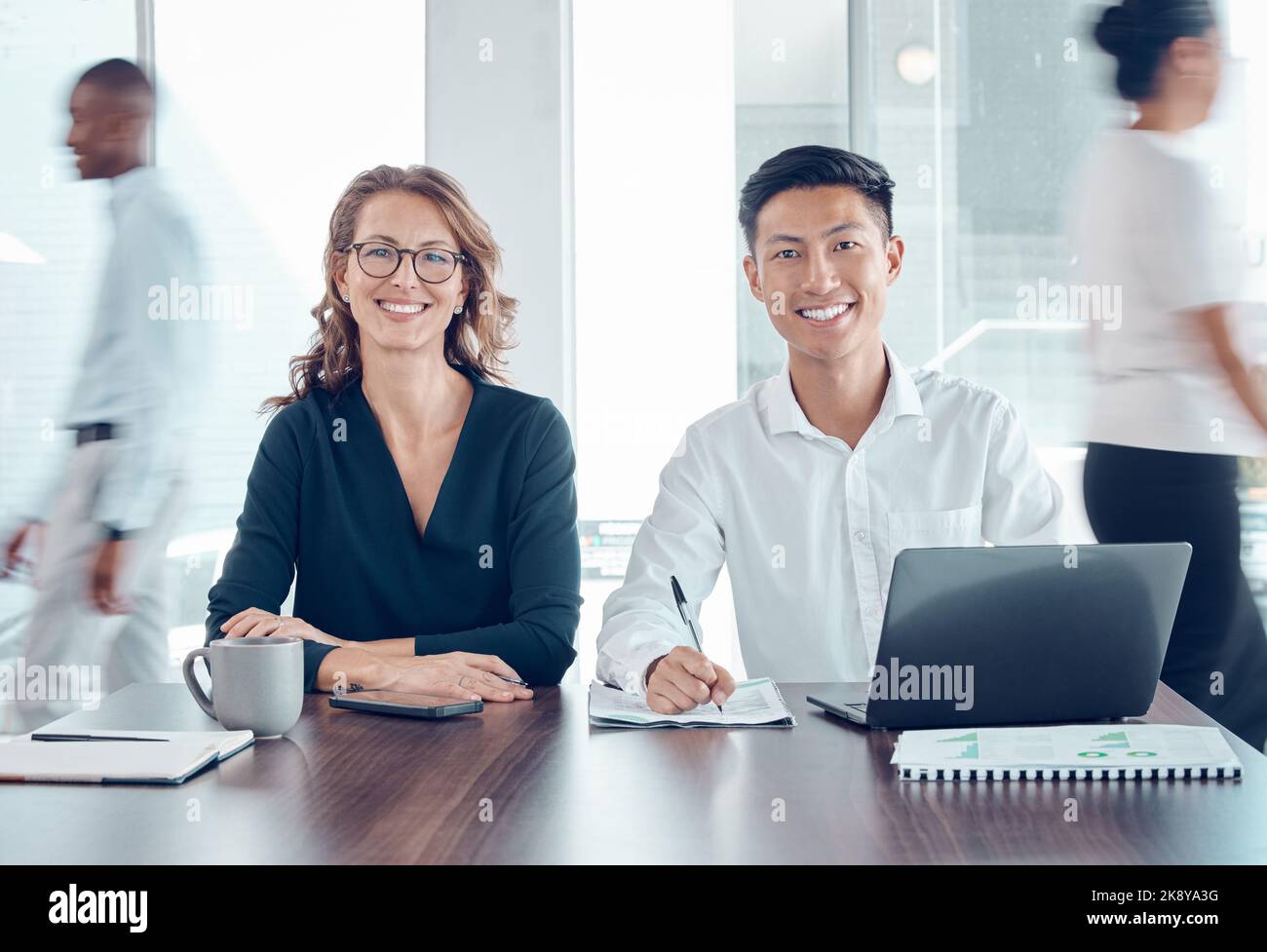 Writing budget people documents hi-res stock photography and images - Alamy