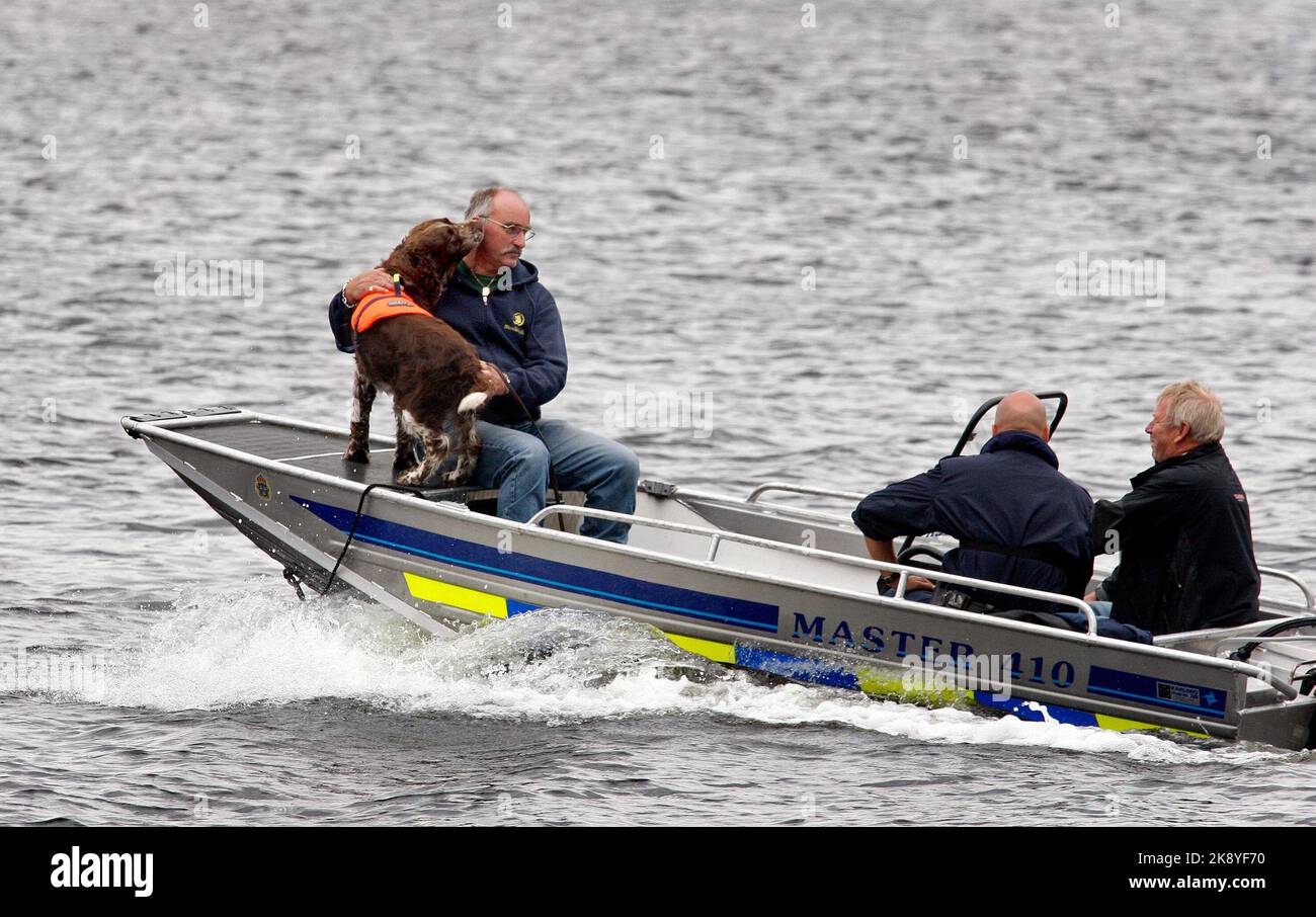 The police are looking for a missing person, here they search by a lake ...