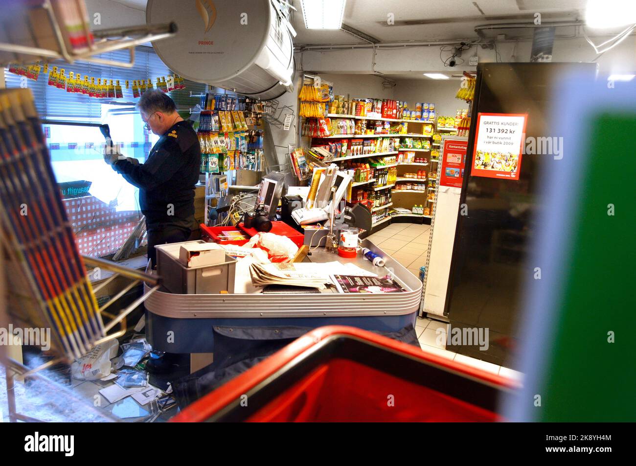 Burglary in an Ica grocery store. Police forensics on site to look for ...